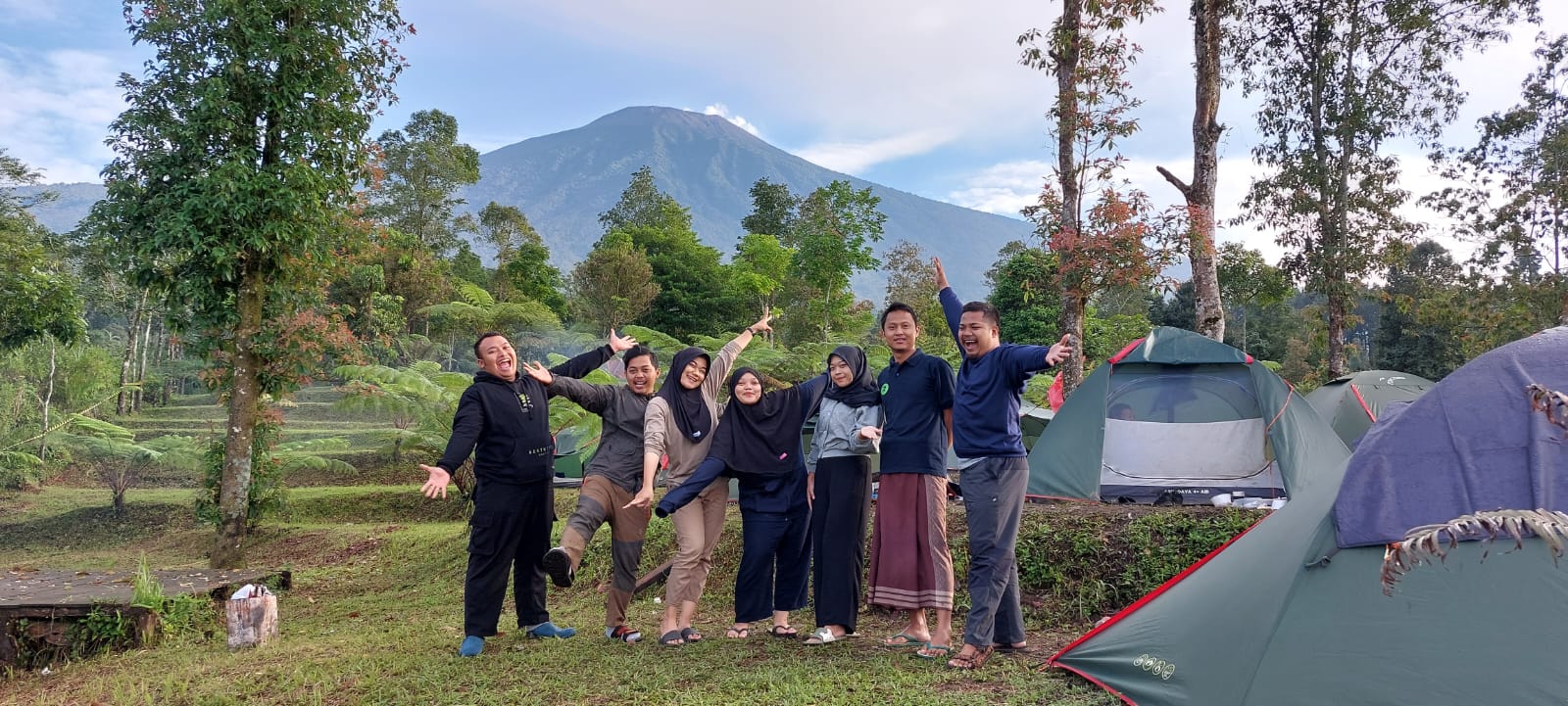 SENSASI CAMPING DIBAWAH PEMANDANGAN GUNUNG SLAMET - Info Purwokerto